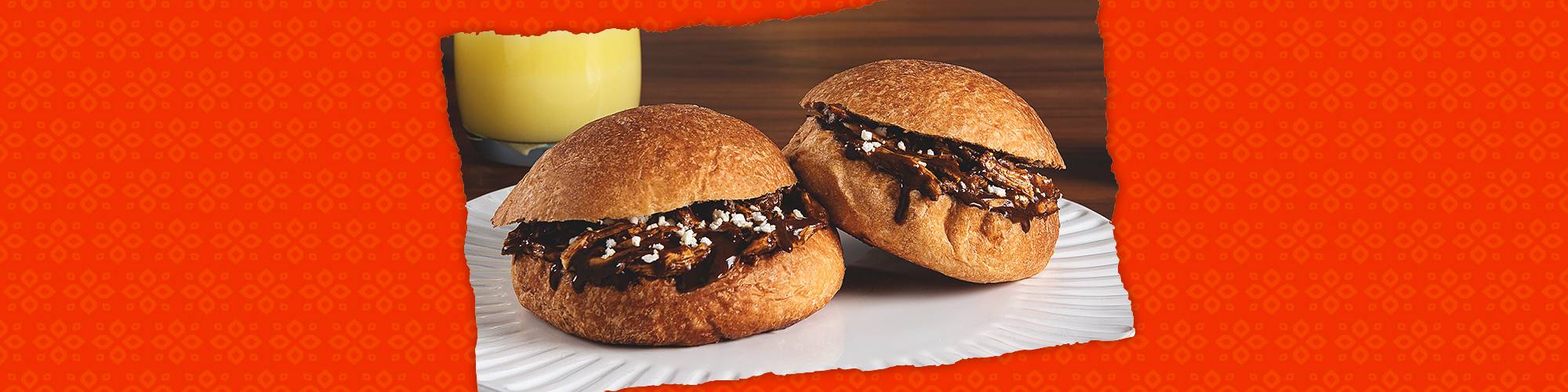 ¿Cómo hacer hojaldras de pollo con mole y marinas de mole?