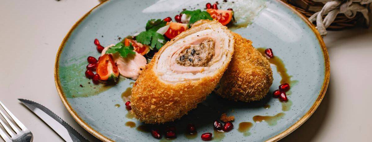 ¿Cómo hacer rollos de pollo empanizado con verduras?