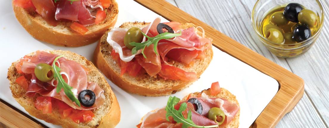 ¿Cómo preparar tapas de pan con jamón serrano y tomate?
