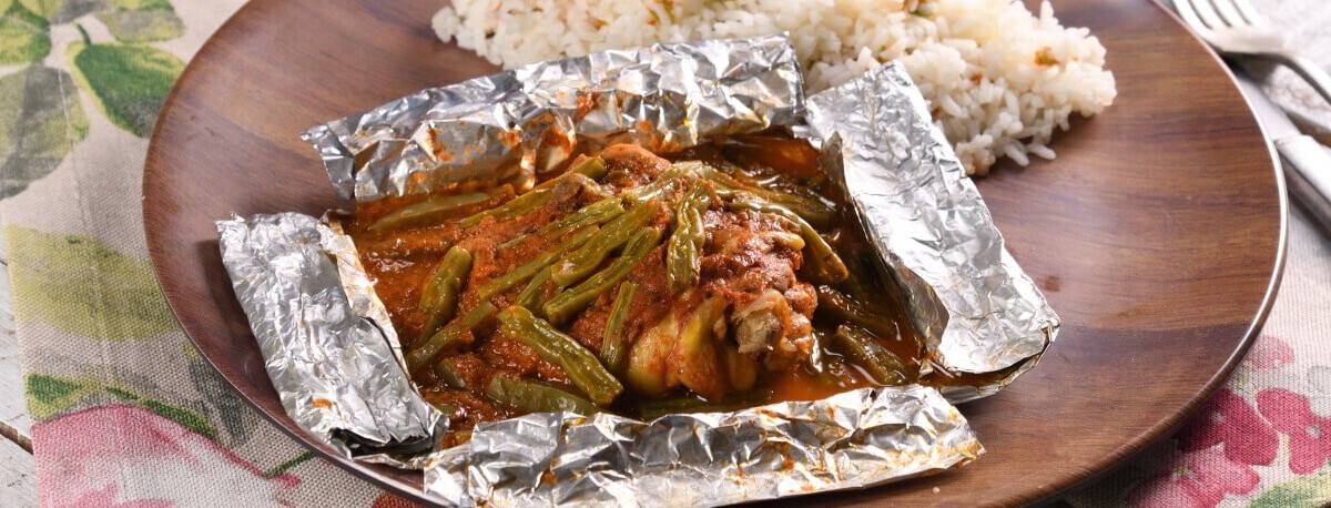 Disfruta de un delicioso mixiote de pollo con nopales