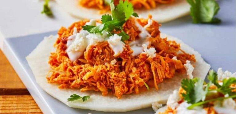 Tostadas de Pollo con Mole: ¡Prueba esta deliciosa receta!